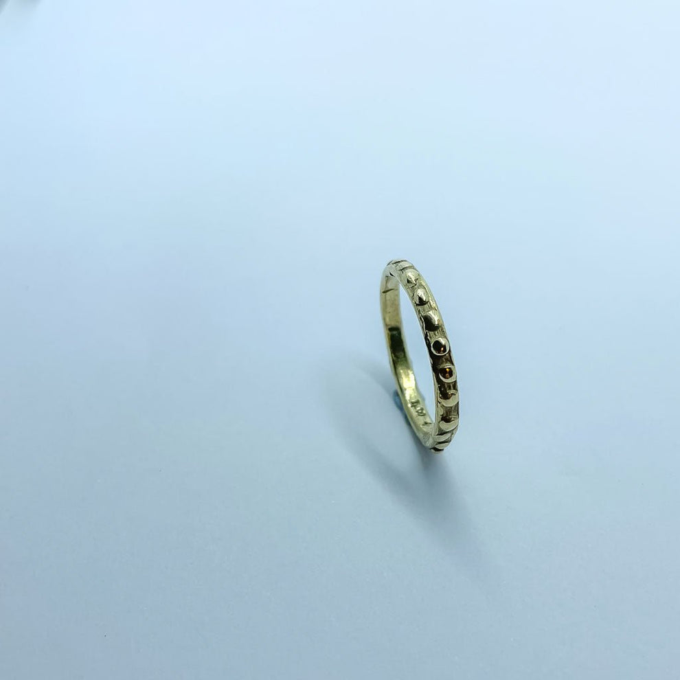 Fluid - 2mm Textured Ring Band - 18ct Yellow Gold – HerbertandWilks ...